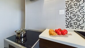 Apartamento, 2 quartos, varanda | Cozinha privada | Um forno, uma chaleira elétrica, utensílios de cozinha, Congelador 