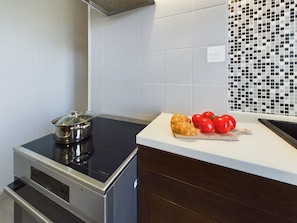 Apartamento, 2 quartos, sacada | Cozinha privada | Fogão, chaleira elétrica, talheres/pratos/utensílios de cozinha, freezer