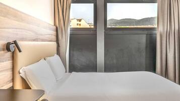 Quarto triplo standard, para não fumantes | Cofres nos quartos, Wi-Fi de cortesia, roupa de cama