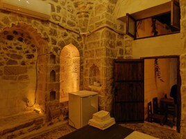 Classic Double Room , Courtyard View | Roupas de cama de algodão egípcio, roupas de cama premium, escrivaninha