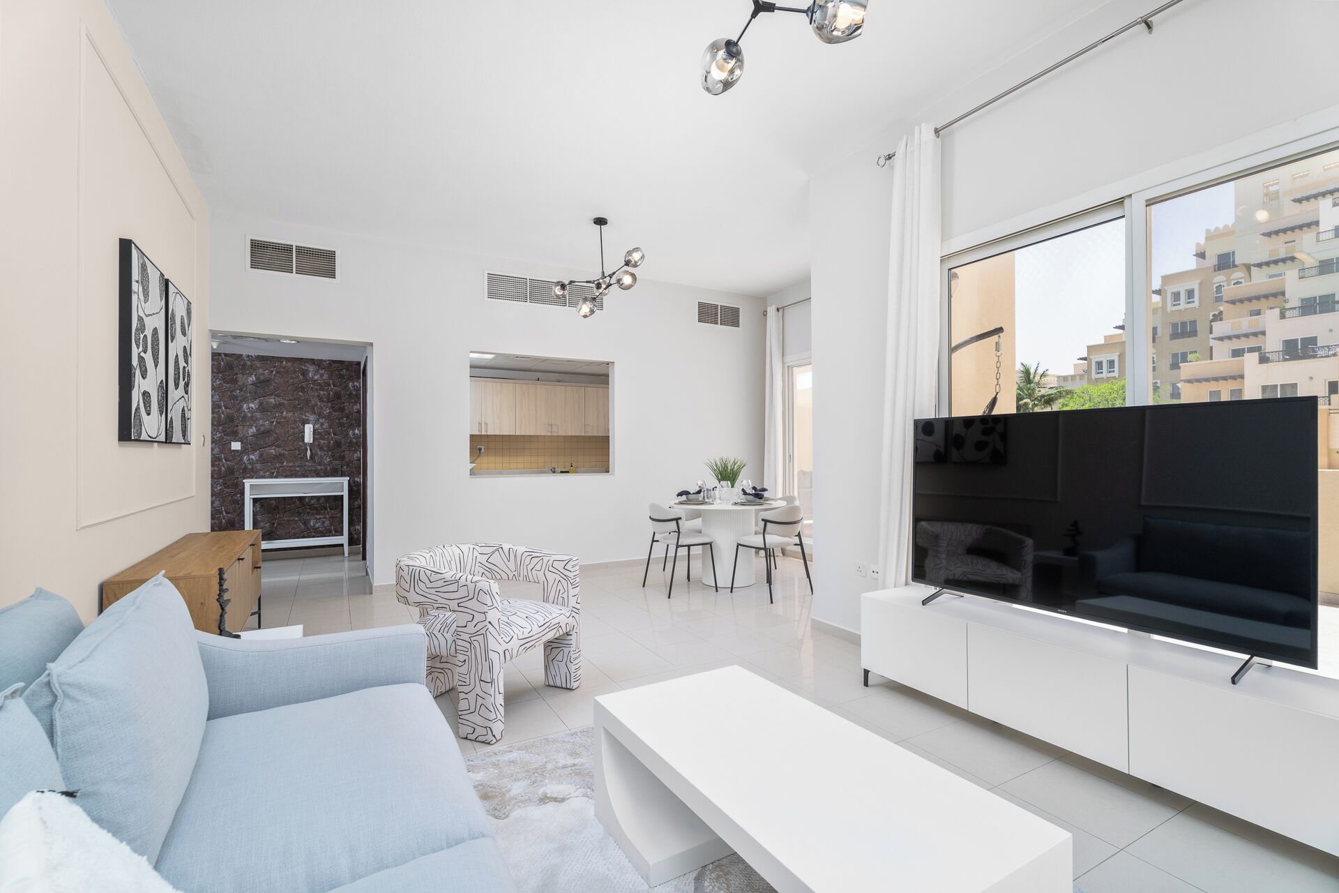 Apartamento luxo | Área de estar | Smart TV 55 polegadas com canais a cabo