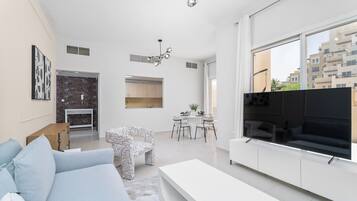 Apartamento luxo | Área de estar | Smart TV 55 polegadas com canais a cabo