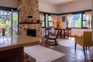 Casa na Árvore Tradicional | Sala de estar | TV de ecrã plano 