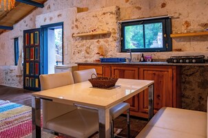 Casa de Campo Tradicional | Cozinha privada | Um frigorífico, uma placa de cozinha, utensílios de cozinha 