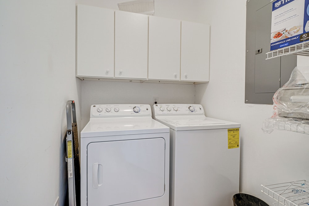 Wilmington Home W/ Sunroom & Private Deck! - Southport, NC