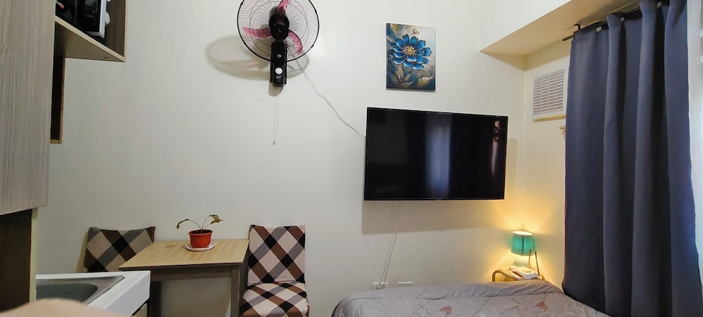 JJMC HOMESTAY AT URBAN DECA TOWER EDSA COZY PLACE.NEAR MALLS AND MRT ...