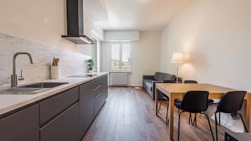 Apartamento conforto | Cozinha privada | Geladeira, cooktop, lava-louças, talheres/pratos/utensílios de cozinha