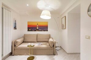 Apartamento Clássico | Sala de estar | Televisor de 30 polegadas com canais via satélite 