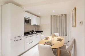 Apartamento Clássico | Cozinha privada | Um frigorífico/congelador grande, um micro-ondas, uma placa de cozinha 