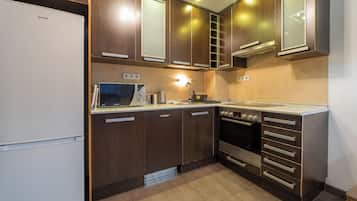 Apartamento Standard | Cozinha privada | Um frigorífico, um micro-ondas, um forno, uma placa de cozinha
