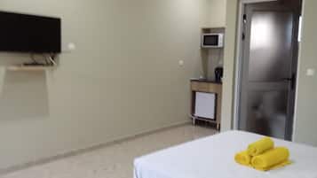 Quarto Duplo Deluxe, pátio, vista para o jardim | Secretária, secretária adequada para computadores portáteis