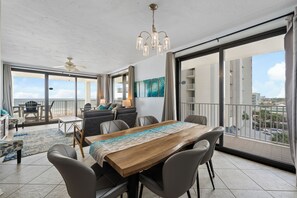 Condo com design assinado, 3 quartos, cozinha, de frente para a praia (Pelican Pointe 506) | Opções para refeição no quarto