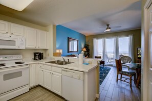 Apartamento em Condomínio Fechado, 1 cama king-size e sofá-cama (The Dunes 507) | Cozinha privada | Um forno 