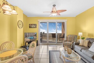 Apartamento em Condomínio Fechado, várias camas (The Dunes 502) | Sala de estar