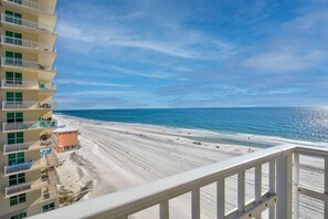 Apartamento em Condomínio Fechado, várias camas (Crystal Shores W 301) | Terrenos do alojamento