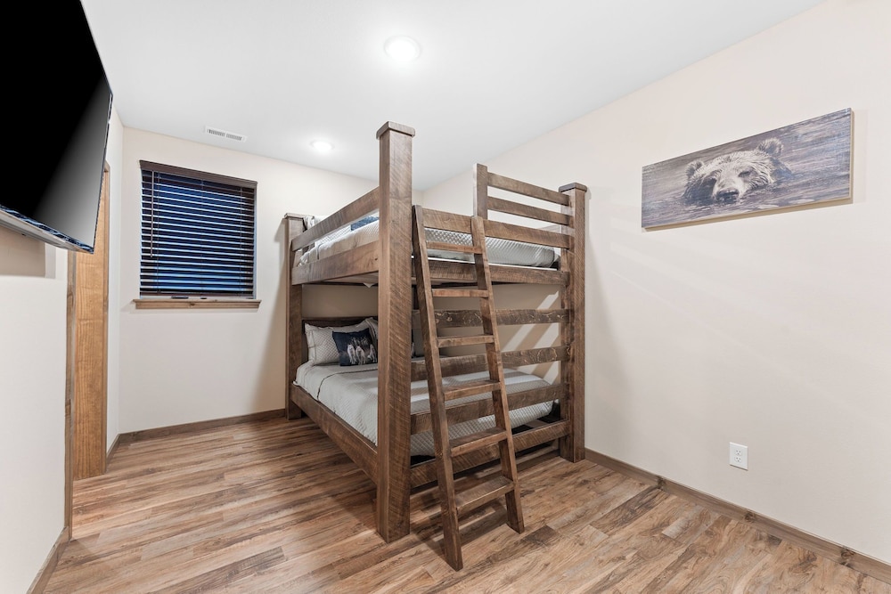 Gray Wolf Lodge-Private Saltwater Pool, Hot Tub - Taney County | Vrbo