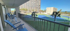 Apartamento em Condomínio Fechado, várias camas, varanda (Saida Towers IV #303) | Terrenos do alojamento