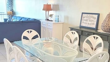 Condo, várias camas, sacada (Saida Towers IV #303) | Opções para refeição