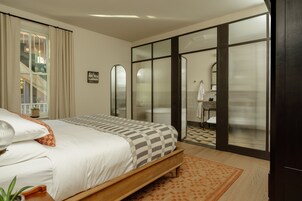 Quarto | Roupas de cama premium, frigobar, cofres nos quartos, Wi-Fi de cortesia