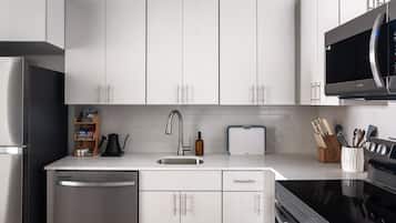 Estúdio Standard | Cozinha privada | Um frigorífico/congelador grande, um micro-ondas, um forno