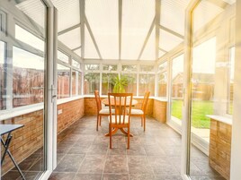 Casa Empresarial, casa de banho privativa, vista para o jardim (Rider Gardens Home) | Interior