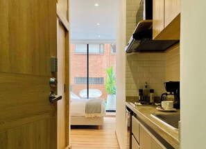 Apartamento (206) | Cozinha privada | Um frigorífico, um micro-ondas, liquidificador, utensílios de cozinha 