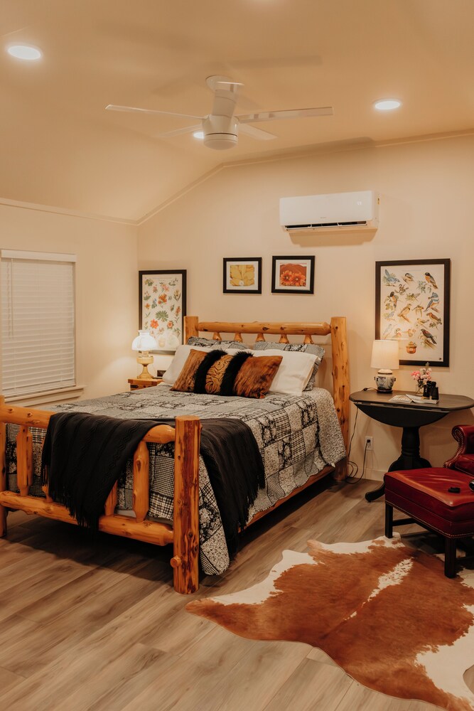Cozy Cabin & Hiker's Paradise On 6,000 Acre Ranch - Leakey, TX