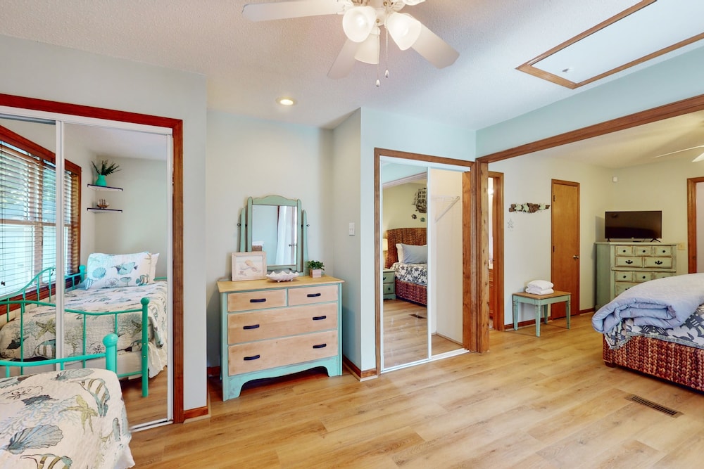 Quiet House Close To The Beach W/private Hot Tub, Dog-friendly Yard, Game Room - Holden Beach, NC