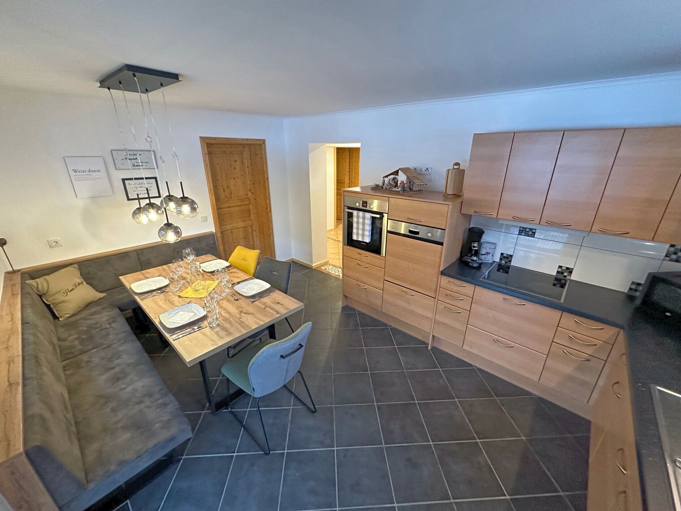 Apartamento | Cozinha privada | Uma chaleira elétrica, uma torradeira, uma cadeira de bebé 