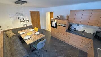 Apartamento | Cozinha privada | Uma chaleira elétrica, uma torradeira, uma cadeira de bebé