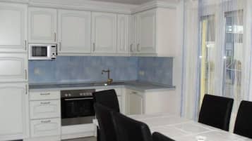 Apartamento | Cozinha privada | Um forno, uma chaleira elétrica, uma torradeira