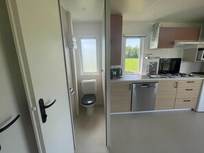 Casa | Cozinha privada | Uma chaleira elétrica, utensílios de cozinha 