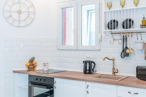 Apartamento | Cozinha privada | Um frigorífico, um forno, uma placa de cozinha, uma cafeteira/bule 