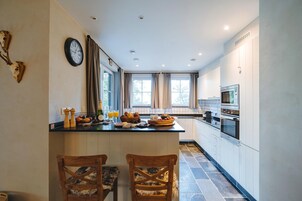 Casa | Cozinha privada | Uma cadeira de bebé 