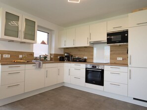 Casa | Cozinha privada | Fogão, chaleira elétrica, torradeira, cadeirão de bebê