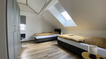 Casa | 2 quartos, com mobília individualizada, secretária