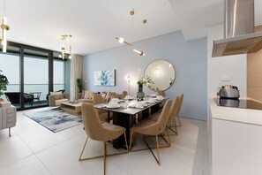 Apartamento Premium, 3 quartos, vista para o mar | Refeições no quarto