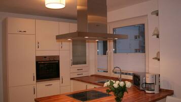 Apartamento | Cozinha privada | Um forno, uma chaleira elétrica, uma torradeira