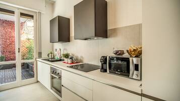 Apartamento Premium | Cozinha privada | Um frigorífico, um micro-ondas, um forno, uma placa de cozinha