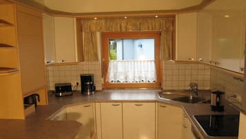 Apartamento | Cozinha privada | Um forno, uma placa de cozinha, uma torradeira