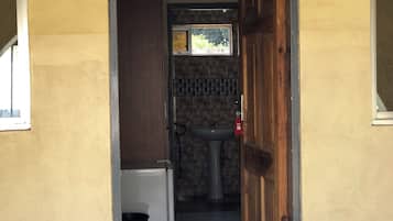 Quarto Básico, não fumadores, vista para o jardim | Com mobília individualizada, Wi-fi grátis