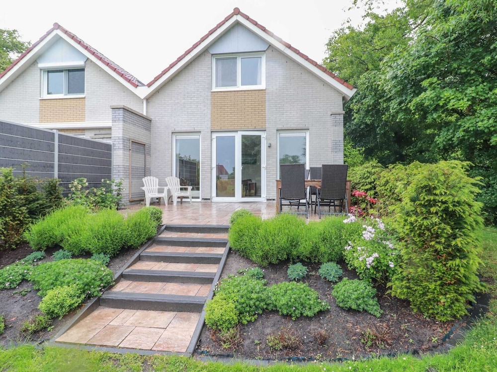 Nice Holiday Home On The Water - Makkum