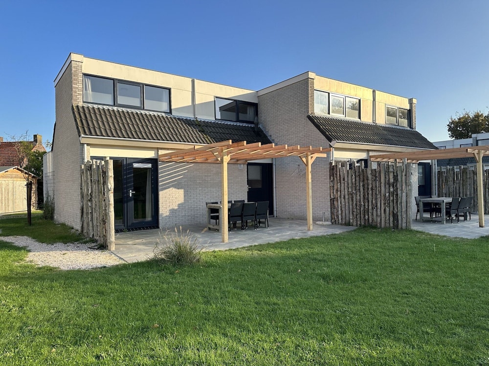 House With Unobstructed Views Of A Holiday Park - Texel