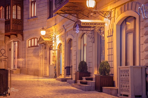 3 quartos, roupa de alta qualidade, com mobília individualizada 