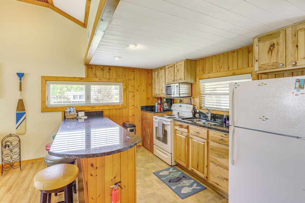 Waterfront Port Clinton Cottage W/ Fire Pit! - Fremont, OH