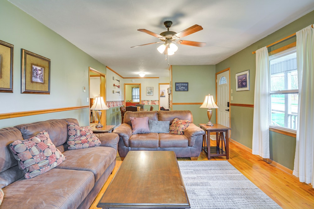 Walk To Restaurants: Stockton Home W/ Game Room - Missouri