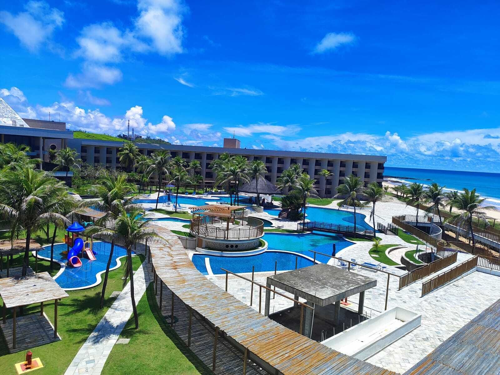 5 piscinas exteriores, toldos gratuitos, guarda-sóis 