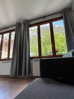 Apartamento Familiar, vista para a montanha | Sala de estar | Televisor de ecrã plano de 27 polegadas com canais digitais 