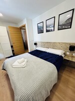 Apartamento Familiar, vista para a montanha | Roupa de alta qualidade, edredões de penas, com decoração personalizada 