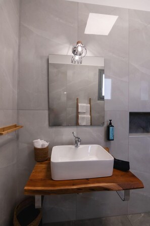 Apartamento | Banheiro | Chuveiro com efeito de chuva, secador de cabelo, toalhas de banho 